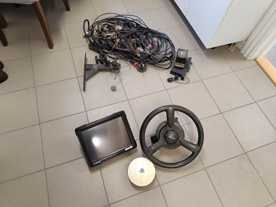 Klaravik Auktioner | Trimble RTK GPS anlæg med ret styring