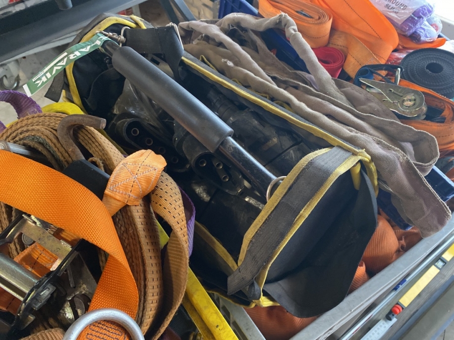 Parti med surringer og stropper mm