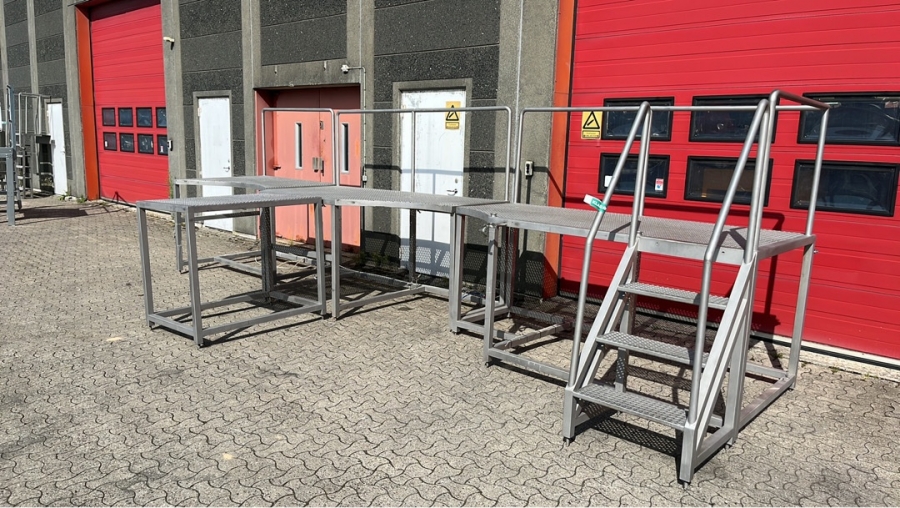 Klaravik Auktioner | Platform med trappe