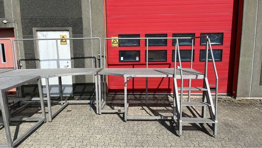 Klaravik Auktioner | Platform med trappe