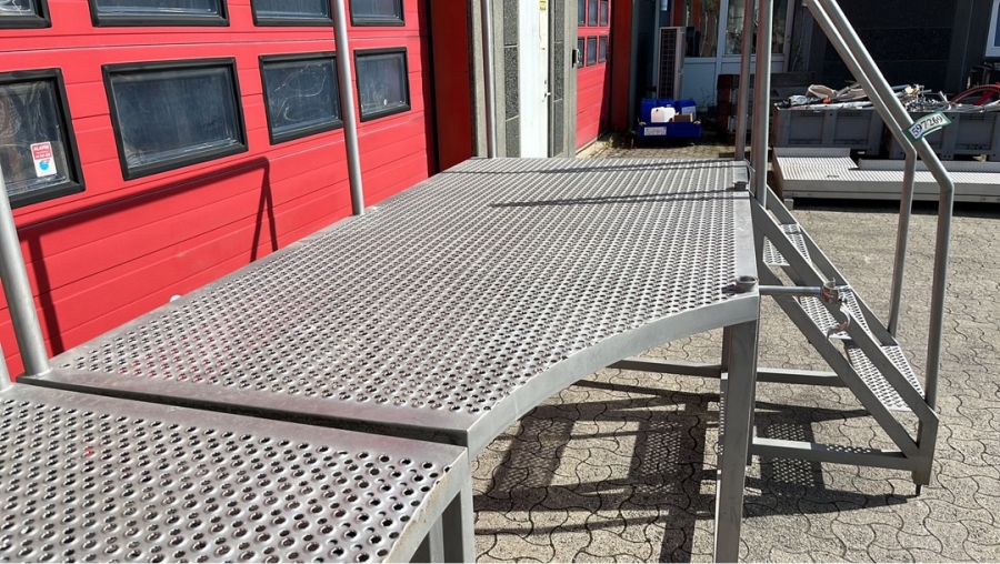 Klaravik Auktioner | Platform med trappe