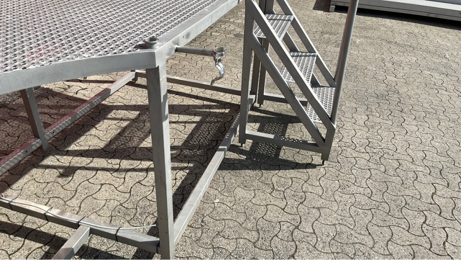 Klaravik Auktioner | Platform med trappe