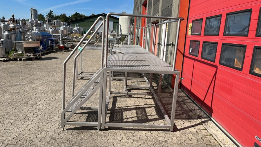 Klaravik Auktioner | Platform med trappe