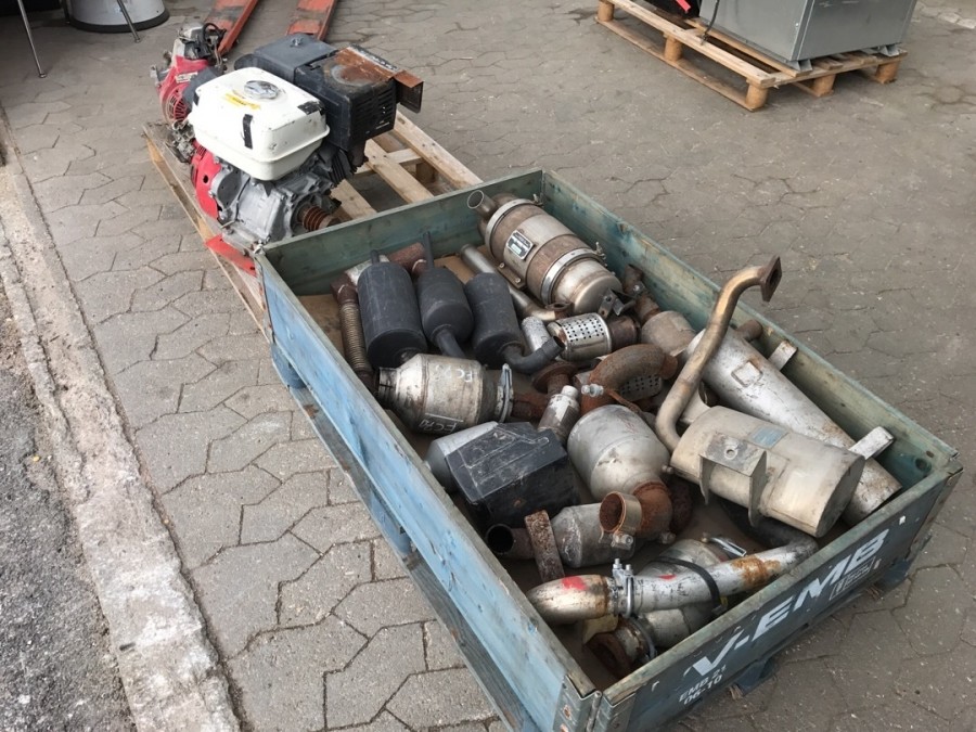 Klaravik Auktioner | Katalysatorer og motorer