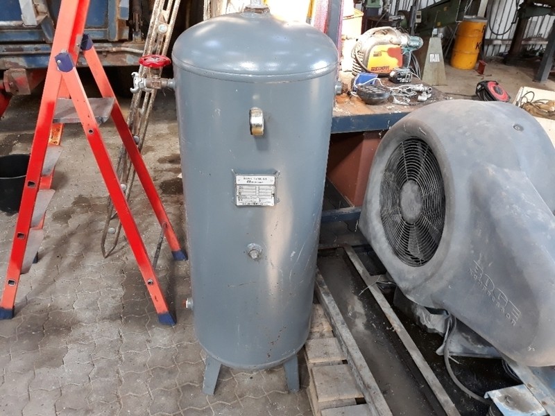 Klaravik Auktioner | Kompressor med tank