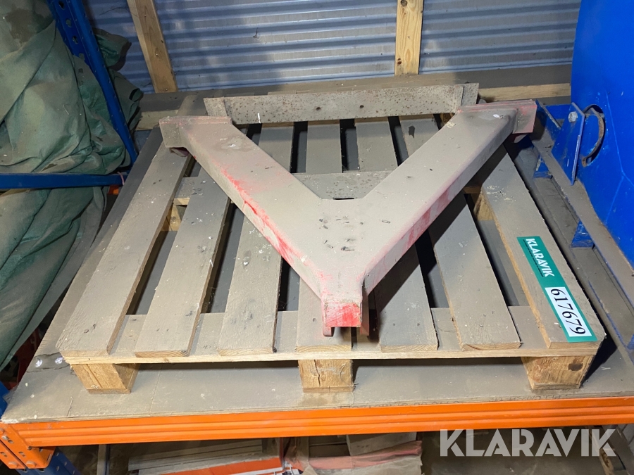 A-ramme med traktordæk og maskindel, Herning, Klaravik aukti