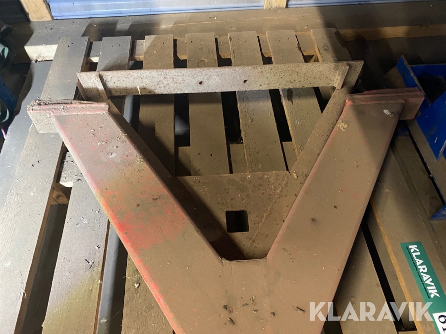 A-ramme med traktordæk og maskindel, Herning, Klaravik aukti