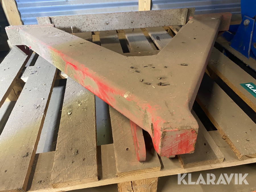 A-ramme med traktordæk og maskindel, Herning, Klaravik aukti