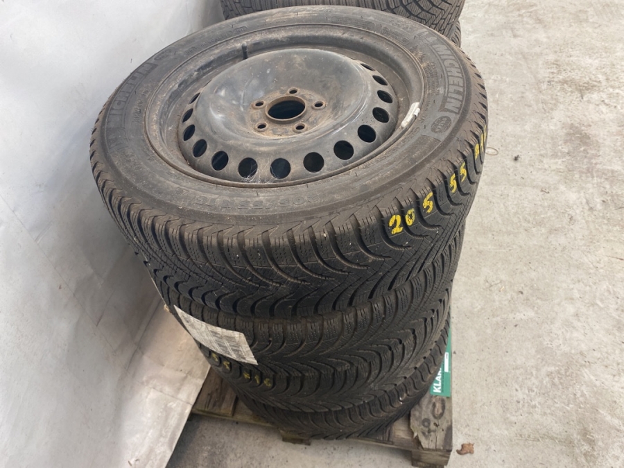 Klaravik Auktioner | 4 dæk med fælge