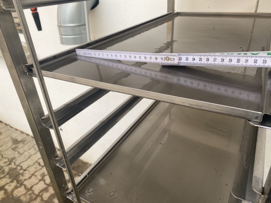 Klaravik Auktioner | Rustfri vogn med hjul