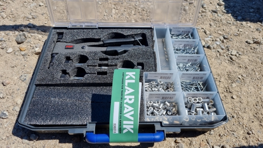 Klaravik Auktioner | Popnit sæt