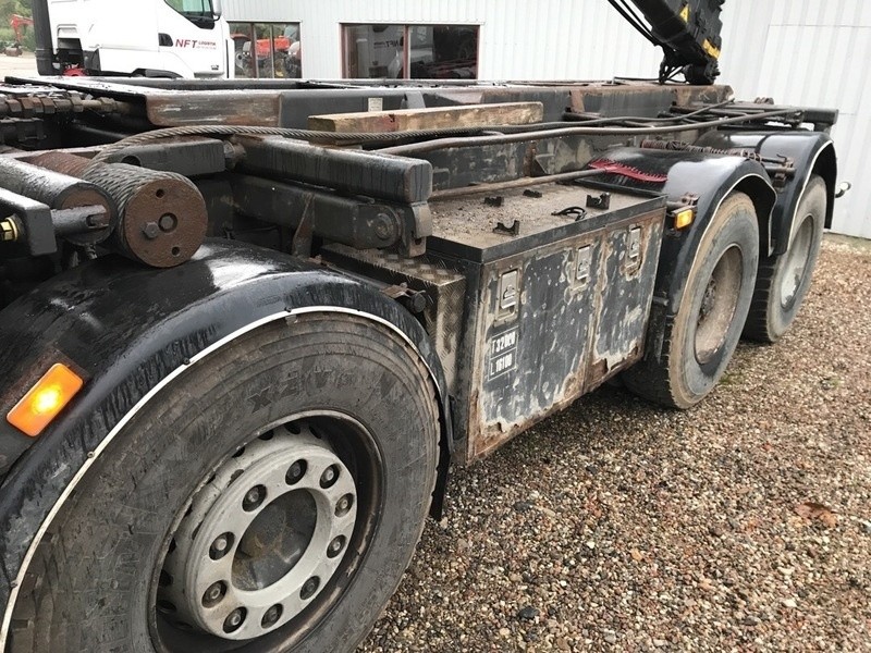 Containerbil med kran