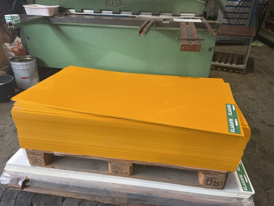 Klaravik Auktioner | Abs Plast plader gul