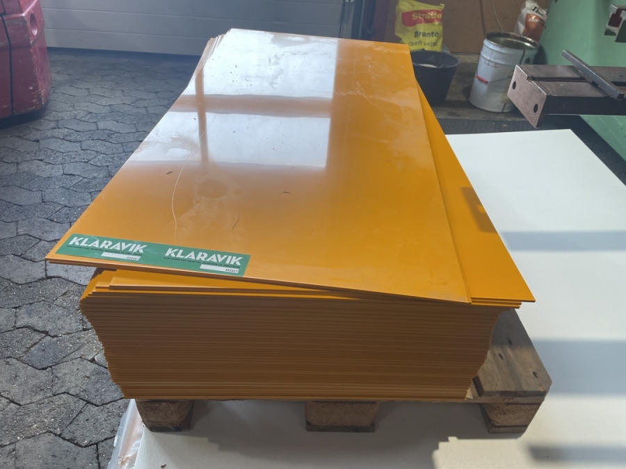 Klaravik Auktioner | Abs Plast plader gul