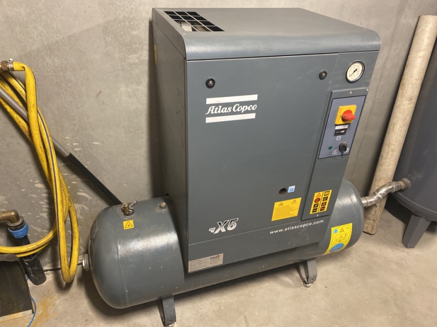 Stationær kompressor med tank