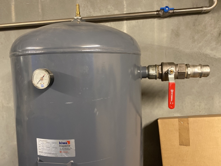 Stationær kompressor med tank