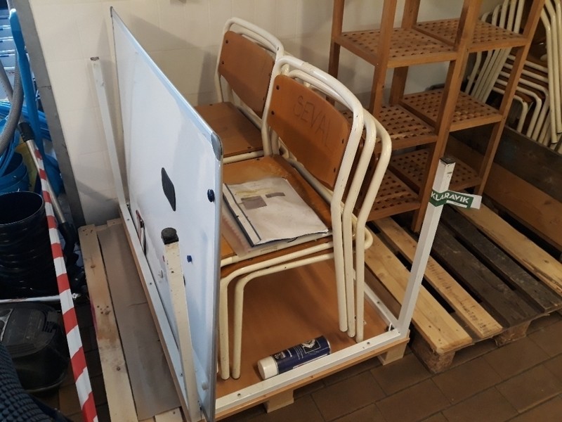 Klaravik Auktioner | Stole og reoler