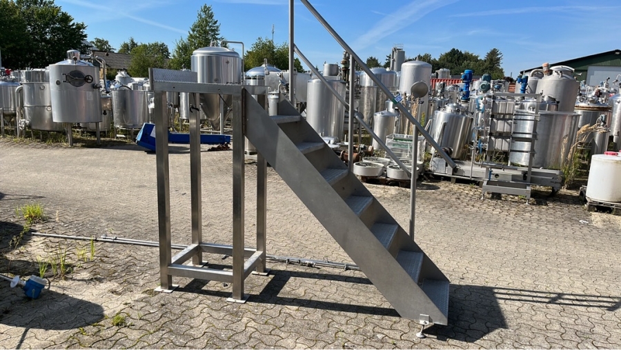 Klaravik Auktioner | Platform med trappe