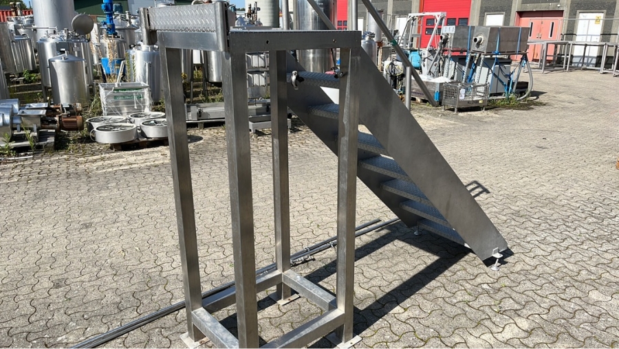 Klaravik Auktioner | Platform med trappe