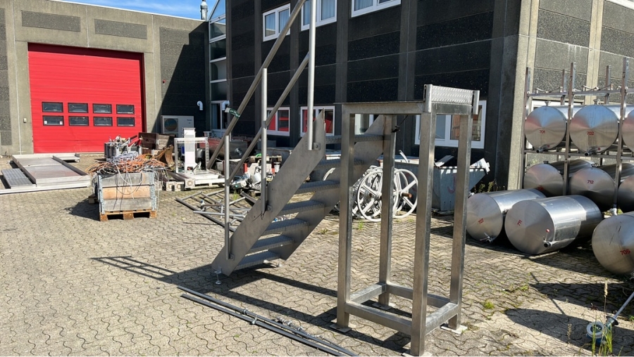 Klaravik Auktioner | Platform med trappe