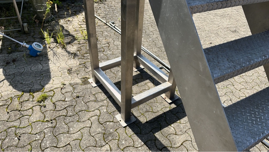 Klaravik Auktioner | Platform med trappe