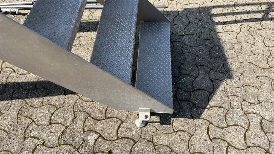 Klaravik Auktioner | Platform med trappe