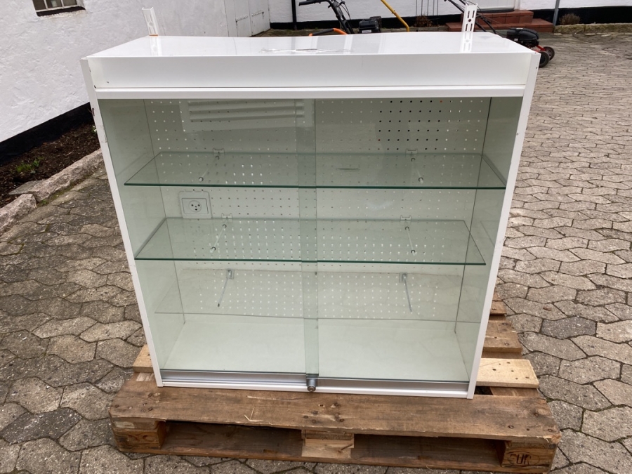 Skab med glas skydelåge og lys