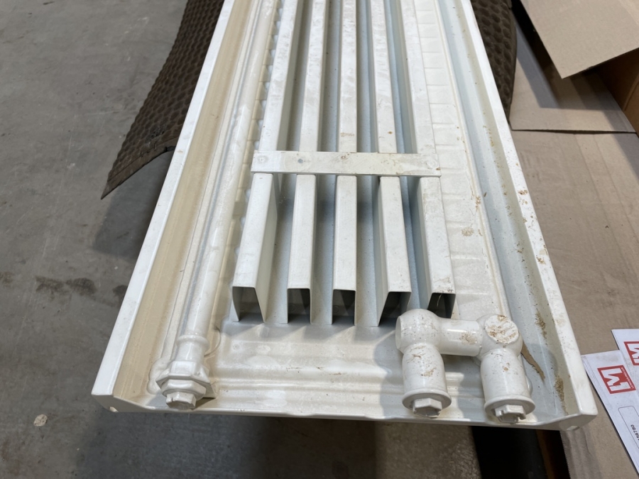 Klaravik Auktioner | Panel radiator m. konvekter.