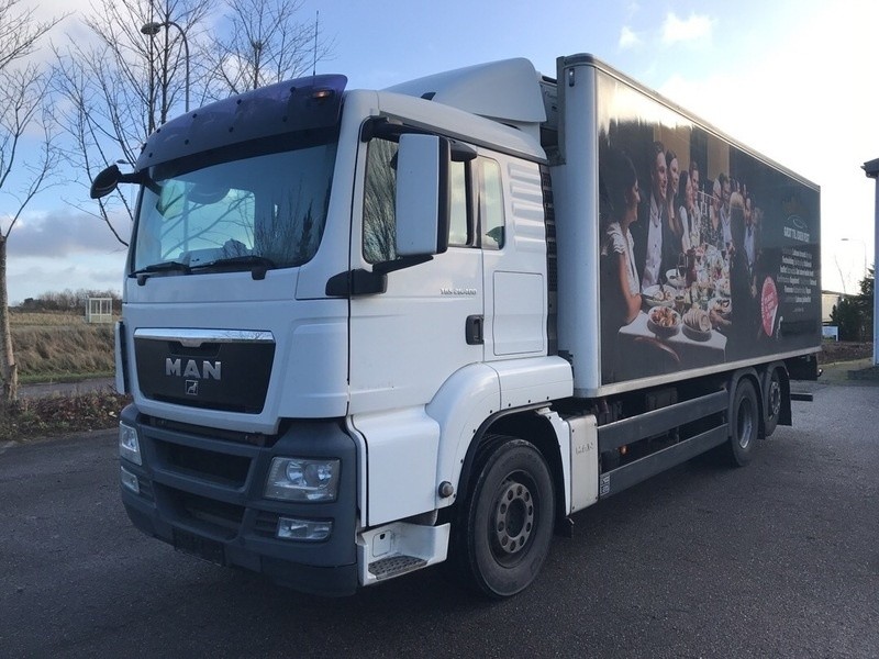 Lastbil med lift og kølemaskine