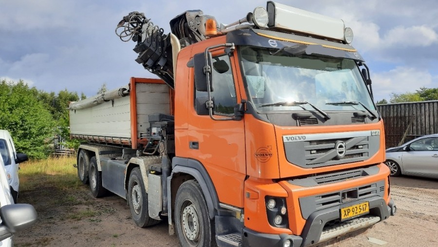 Lastbil med kran og container