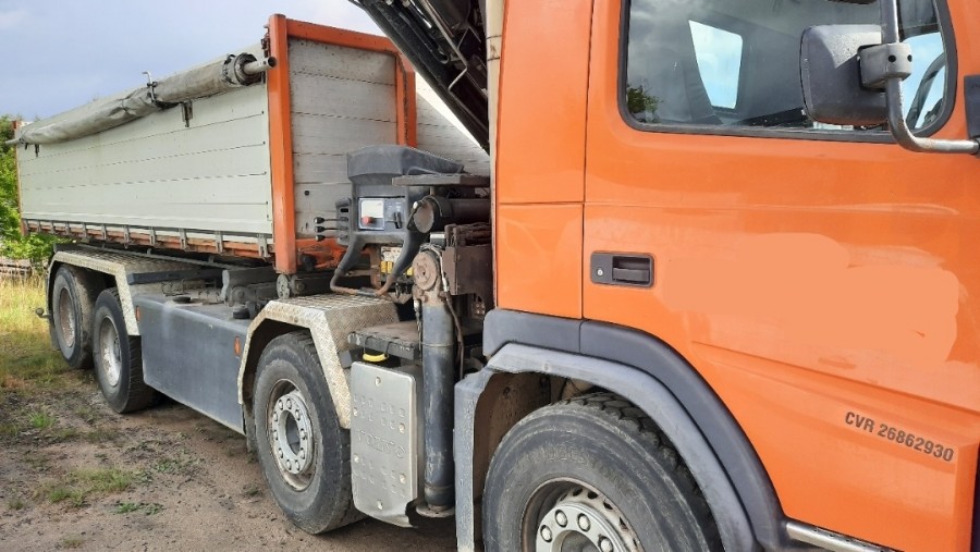 Lastbil med kran og container