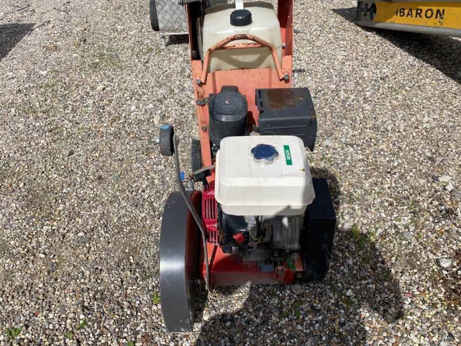 Klaravik Auktioner | Skæremaskine