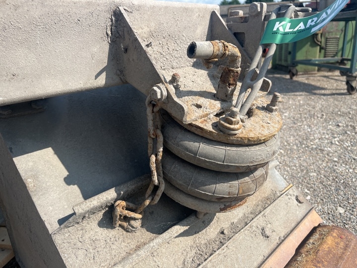 Strø kasser fra lastbil