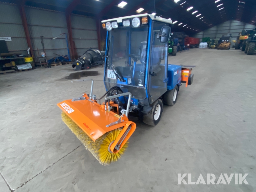 Redskabsbærer med kost og saltudlægger samt feje/sug anlæg V