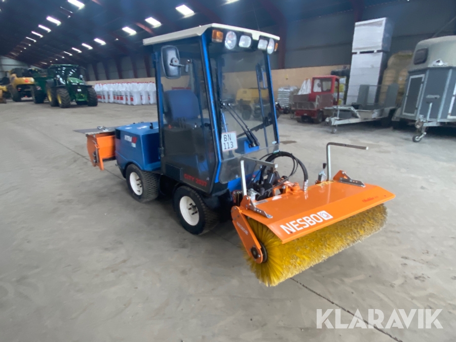 Redskabsbærer med kost og saltudlægger samt feje/sug anlæg V