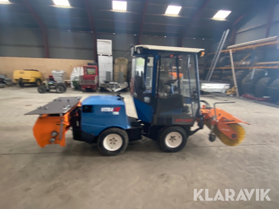 Redskabsbærer med kost og saltudlægger samt feje/sug anlæg V