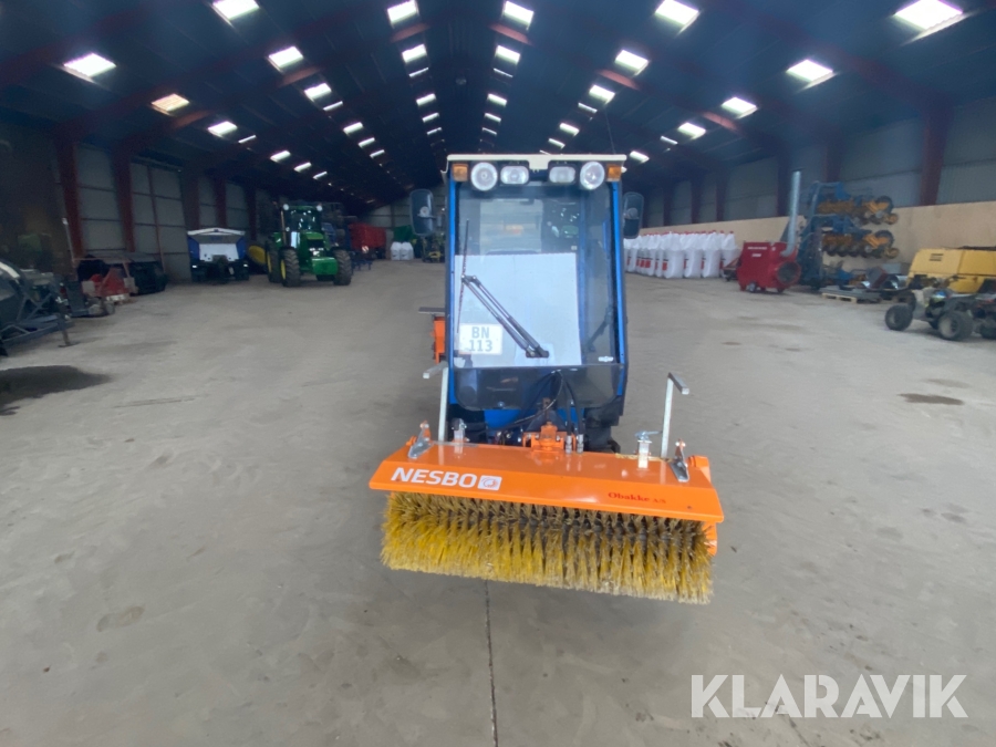 Redskabsbærer med kost og saltudlægger samt feje/sug anlæg V