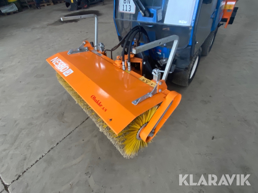 Redskabsbærer med kost og saltudlægger samt feje/sug anlæg V