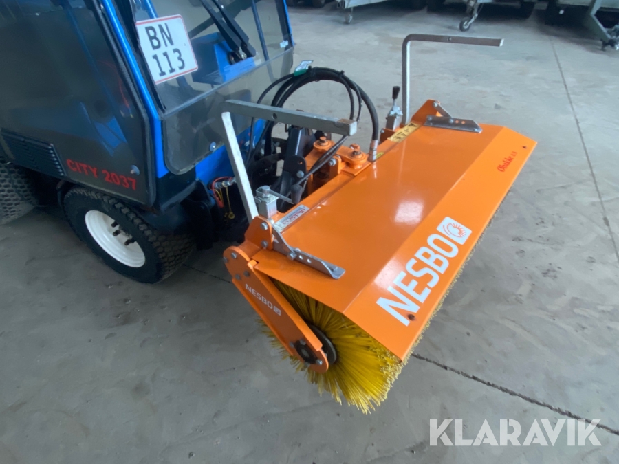 Redskabsbærer med kost og saltudlægger samt feje/sug anlæg V