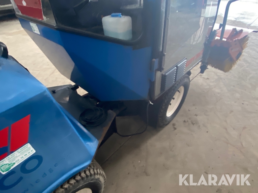 Redskabsbærer med kost og saltudlægger samt feje/sug anlæg V