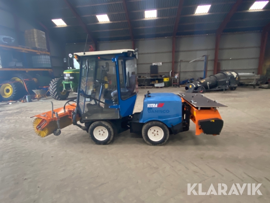 Redskabsbærer med kost og saltudlægger samt feje/sug anlæg V