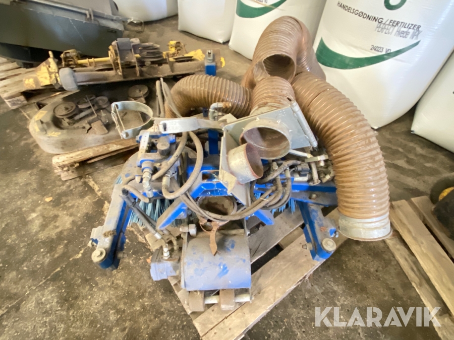 Redskabsbærer med kost og saltudlægger samt feje/sug anlæg V