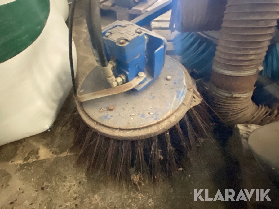 Redskabsbærer med kost og saltudlægger samt feje/sug anlæg V