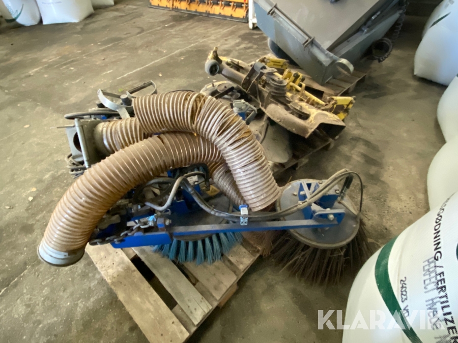 Redskabsbærer med kost og saltudlægger samt feje/sug anlæg V