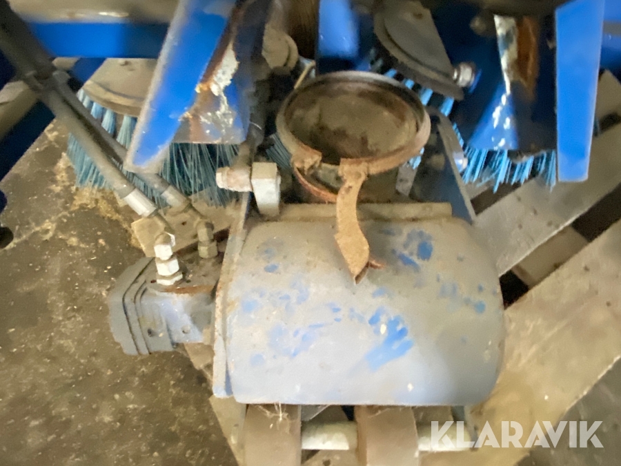 Redskabsbærer med kost og saltudlægger samt feje/sug anlæg V