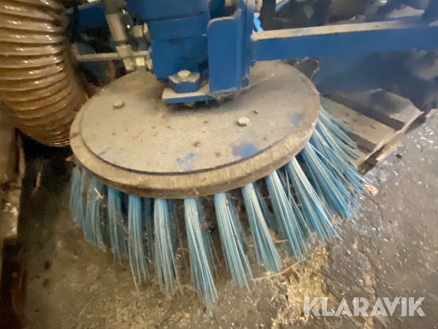 Redskabsbærer med kost og saltudlægger samt feje/sug anlæg V