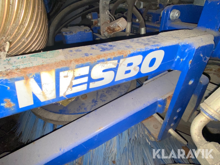 Redskabsbærer med kost og saltudlægger samt feje/sug anlæg V