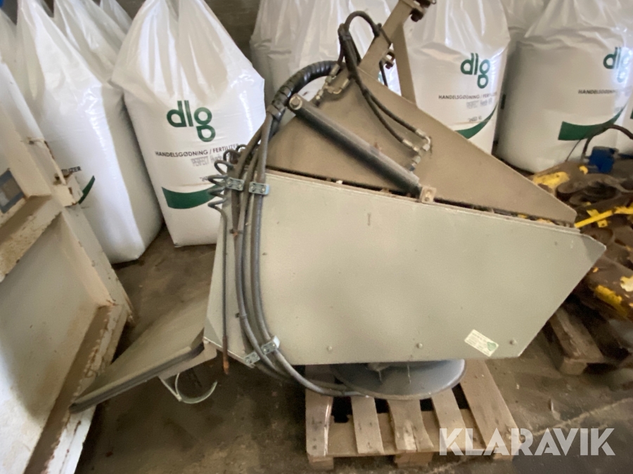 Redskabsbærer med kost og saltudlægger samt feje/sug anlæg V