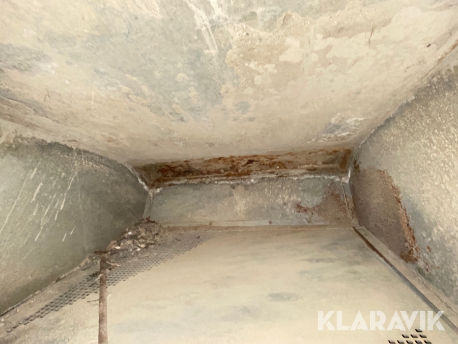 Redskabsbærer med kost og saltudlægger samt feje/sug anlæg V