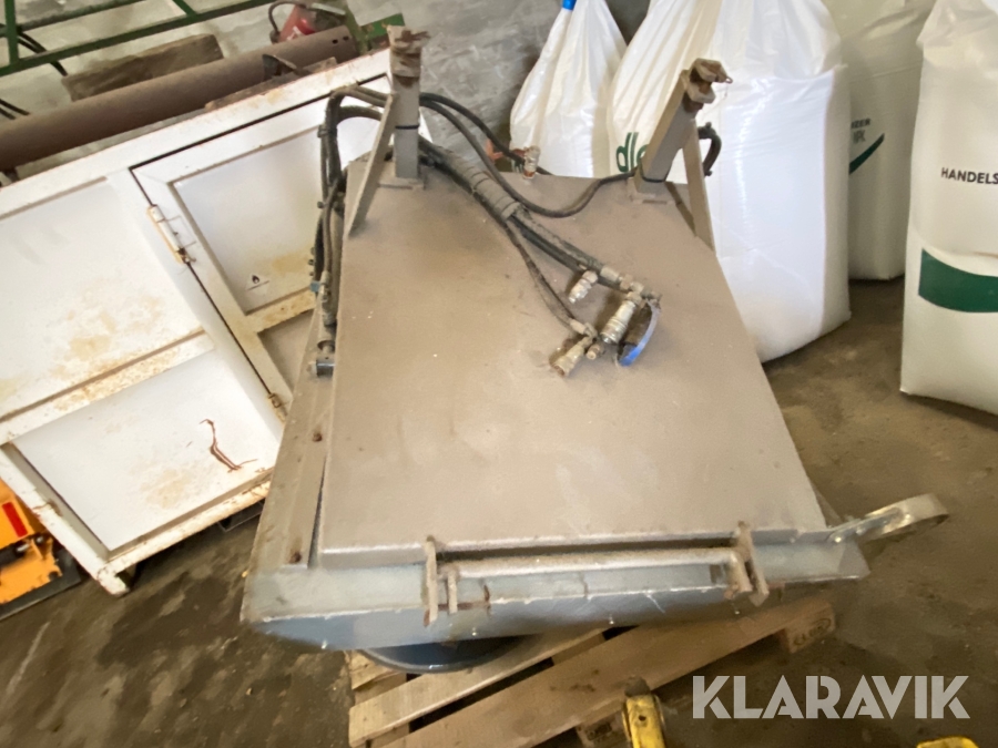 Redskabsbærer med kost og saltudlægger samt feje/sug anlæg V